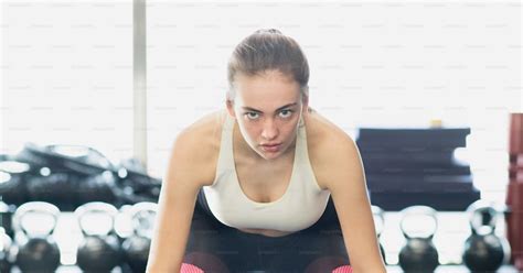 무거운 바벨을 들어 올리고 근육을 구부리는 체육관에서 아름다운 젊은 적합 여자 사진 Unsplash의 슬로바키아 이미지