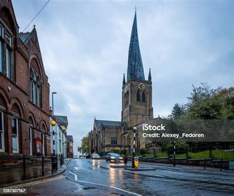 영국 체스터필드에 있는 세인트 메리 교회와 모든 성도들의 비뚤어진 첨탑 0명에 대한 스톡 사진 및 기타 이미지 0명 각도 건축 Istock