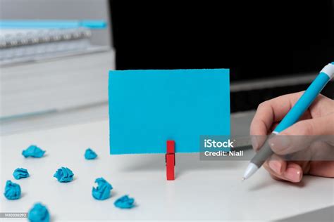 랩 탑으로 책상에 펜을 들고 사업가 종이 랩 및 중요한 데이터로 메모 컴퓨터 노트북 및 아이디어가있는 메모가있는 테이블에 한 손에 연필을 가진 여성 개념에 대한 스톡 사진