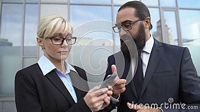 Strict Patron Critiquant La Secrétaire De Sexe Féminin Mécontente Pour Ses Erreurs Son Travail