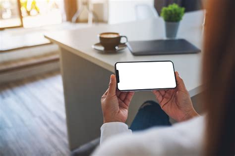 사무실에서 빈 흰색 데스크톱 화면으로 휴대 전화를 들고있는 여성 30 34세에 대한 스톡 사진 및 기타 이미지 30 34세 검은색 공란 Istock