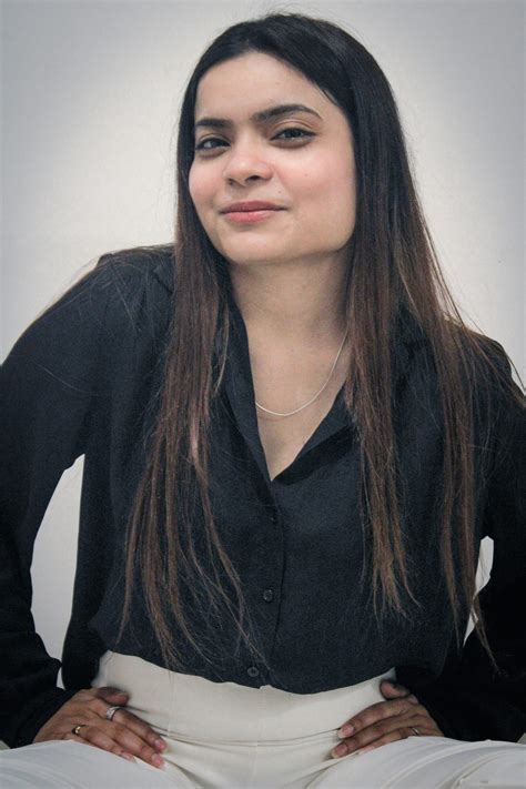 엉덩이에 손을 얹고 침대에 앉아 있는 여자 사진 Unsplash의 무료 마하라슈트라 이미지