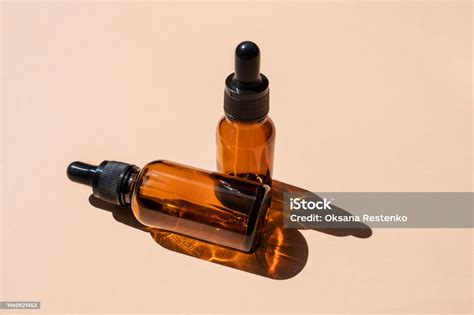 베이지 색 배경에 화장품 액체가 담긴 유리 점 적기 병이 그림자를 드리 웁니다 평면도 텍스트 장소 0명에 대한 스톡 사진 및 기타 이미지 Istock