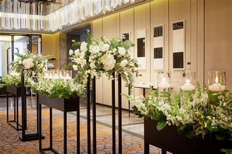 포시즌스호텔의 누리볼룸 리셉션홀입니다 화이트 그린 컬러톤의 플라워와 캔들로 분위기를 연출했어요 호텔 인테리어와 잘어울리는