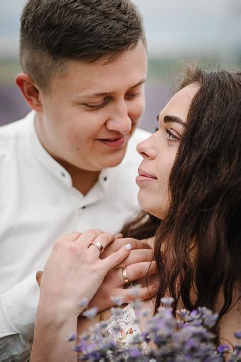 보라색 라벤더 밭에서 포옹하는 가족 커플은 서서 꽃 숲 여름 자연을 즐긴다 프랑스 프로방스 해질녘에 라벤더 꽃다발을 들고 있는