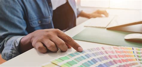 자신의 프로젝트에 대한 색상을 치핑 남성 그래픽 디자이너의 자른 샷 그리기에 대한 스톡 사진 및 기타 이미지 그리기 남자