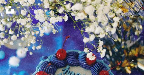 위에 체리가 달린 파란색 생일 케이크 사진 Unsplash의 무료 멜버른 빅 이미지