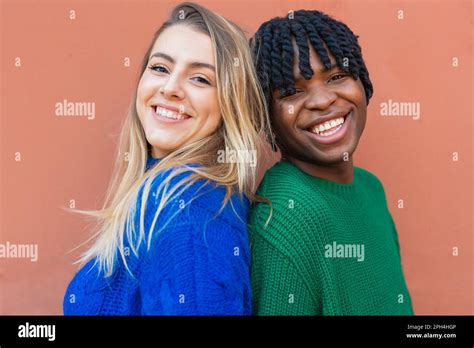 Une Fille Blonde Caucasienne Et Un Garçon Afro Américain Debout Dépaule à épaule Portant Des