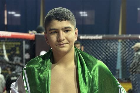 نوجوان ایران صاحب کمربند حرفه‌ای کیک بوکسینگ جهان ورزش سه