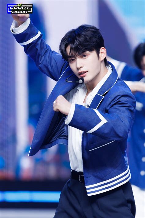 К поп айдолы которые выглядели неземными в своих синих нарядах Bonnie 김 K Pop Дзен