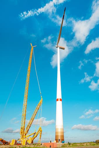 건설 작업 타워 높이에 대형 풍력 발전소 나셀 하나의 블레이드가있는 로터 풍력 터빈 제작 및 조립 녹색 에너지 생태학 Co2 발자국 감소 개념 0명에 대한 스톡 사진 및