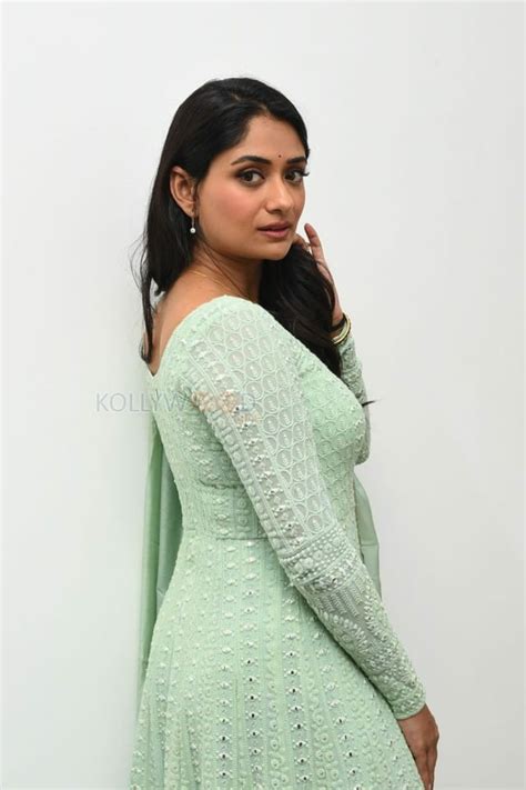 Telugu Actress Sandhya Raju At Natyam Movie Interview Pictures 04