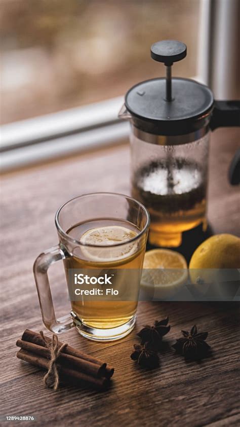 말린 스타 아니스 와 레몬 핫 티 꿀과 계피 스틱 의 컵 차가운 계절 허브 음료 해독 텍스트 공간 복사 0명에 대한 스톡 사진 및 기타 이미지 Istock