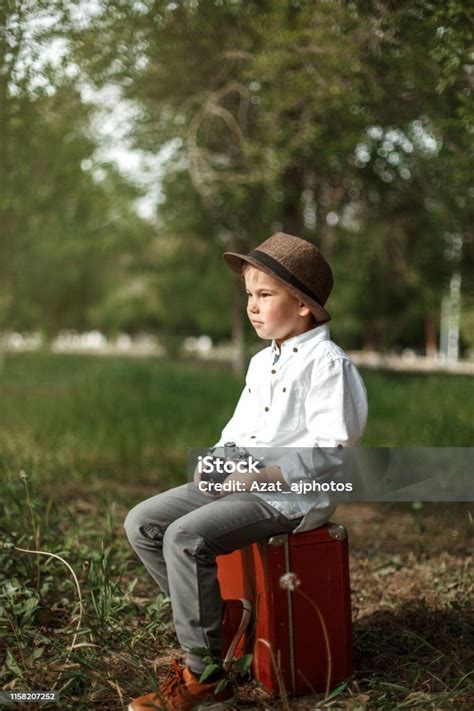 백인 작은 소년 에 빈티지 옷 에 The 공원 와 늙은 가방 과 A 복고풍 카메라 에 그의 손 갈색에 대한 스톡 사진 및 기타 이미지 Istock