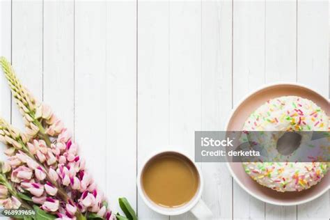 한 잔의 커피와 가벼운 나무 테이블에 루피 너 스 꽃 도넛으로 여전히 생활 공간 복사 0명에 대한 스톡 사진 및 기타 이미지 0명 구도 꽃 식물 Istock