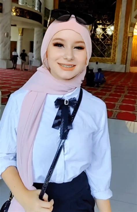 8 Foto Bule Barbie Dari Jerman Yang Viral Fasih Bahasa Sunda