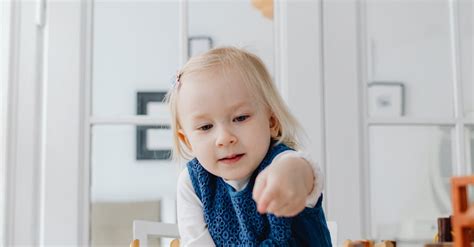 가정 활동 가족 시간 개발 교육 장난감 금발 아이 기하학 나무 블록 놀이 독창성 목재 블록 목조 장난감 문제 해결 미니멀리스트 빌딩 블록 소녀