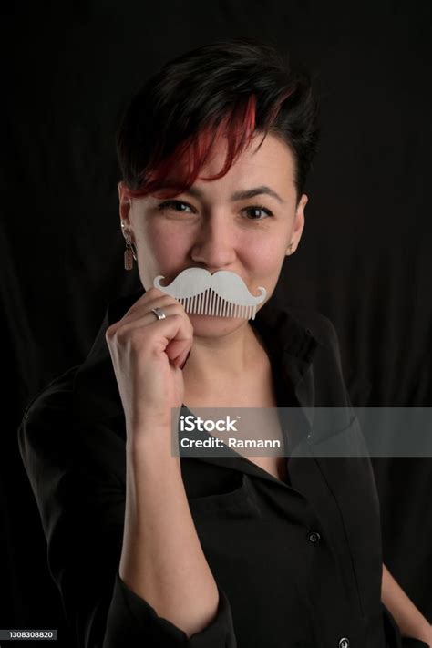 금속 콧수염 모양빗 현대 이발소 소녀 개념을 들고 검은 배경에 젊은 성인 이발소 여성의 반 길이 초상화 가위에 대한 스톡 사진 및 기타 이미지 Istock