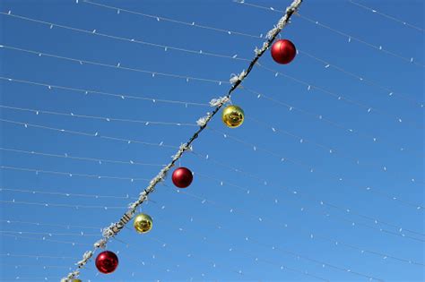 크리스마스의 맑은 푸른 하늘을 장식 하는 여러 가지 빛깔의 유리 공과 Led 화환 0명에 대한 스톡 사진 및 기타 이미지 0