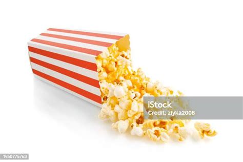 흰색 배경에 격리된 빨간색 줄무늬 상자 양동이에서 떨어지는 맛있는 치즈 팝콘 가득 찬에 대한 스톡 사진 및 기타 이미지 가득 찬 건강에 좋지 않은 음식 건강한 식생활
