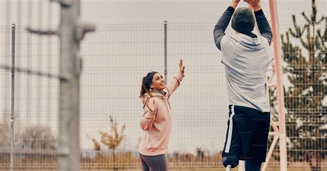 다리 의수를 쓴 스포츠맨이 여자 친구와 농구를 하고 야외 스포츠 코트의 후프에서 총을 쏘는 뒷모습 사진 Unsplash의 세르비아 이미지