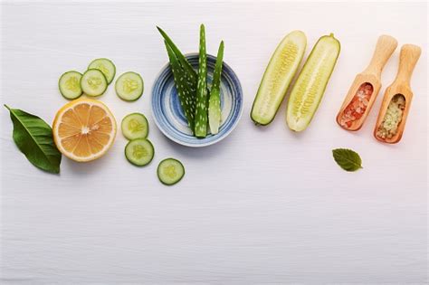 천연 허브 스킨 케어 제품입니다 상위 뷰 재료 오이 알로에 베라 레몬과 히말라야 최고의 테이블 개념에 소금 모든 자연 얼굴 로션 페이셜 트리트먼트 준비 배경입니다 0명에