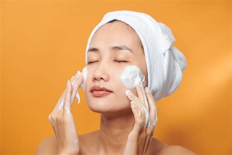 サッパリとうるおいが同時に叶う！40・50代が使うべき新作洗顔料3つ つやプラ つやっときらめく美をプラス｜40代からのエイジングを前向きに