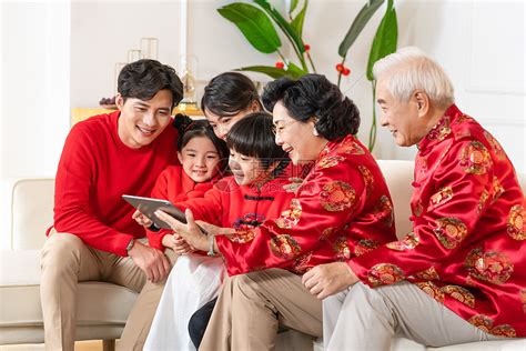 新年春节一家人和远方亲戚视频通话高清图片下载 正版图片501433589 摄图网