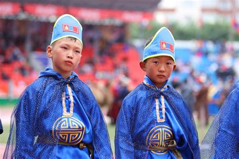 Монгол Улсын Ерөнхийлөгч хурдан морины унаач хүүхдүүдэд баяр хүргэж бэлэг гардуулав Монгол