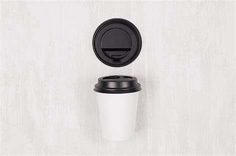 커피 이랑흰 종이 컵과 흰색 나무 보드 평면도에 빈 블랙 캡 브랜드 정체성 광고 디자인에 대 한 현대 우아한 개념 0명에 대한