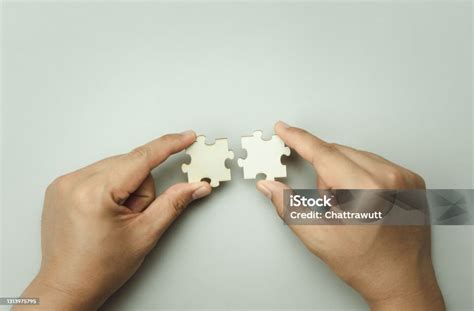 빈 퍼즐 퍼즐 퍼즐 조각을 들고 손 사업가의 최고 보기 팀워크 성공 및 전략 개념 협력 비즈니스 솔루션 생각 또는 새로운 아이디어 보안 지원 관리 복사 공간 개념에 대한