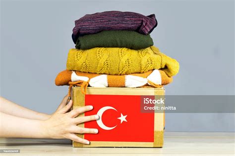 기부와 터키 국기를 위한 헌 옷이 있는 판지 상자를 들고 있는 클로즈업 여자 손 지진 재앙 자원 봉사 Health에 대한 스톡 사진 및 기타 이미지 Istock