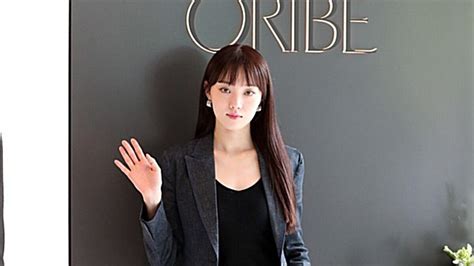 E포토 이성경 다크한 패션에도 빛나는 미모