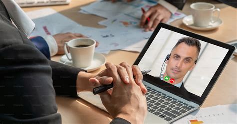 화상 통화 그룹 비즈니스 사람들은 가상 작업 공간 또는 원격 사무실에서 만납니다 스마트 비디오 기술을 사용하여 전문 기업 비즈니스의 동료와 소통하는 원격 근무 전화 회의