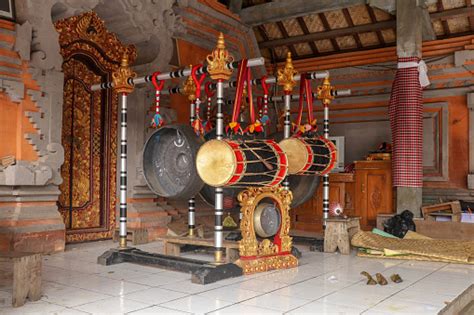 인도네시아 발리 섬의 힌두교 사원에서 악기 드럼과 징로드 베어링 나무 화려한 구조에 중단 의식에 사용되는 악기 Gamelan에 대한 스톡 사진 및 기타 이미지 Istock