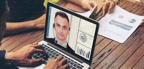 화상 통화 그룹 비즈니스 사람들은 가상 작업 공간 또는 원격 사무실에서 만납니다 스마트 비디오 기술을 사용하여 전문 기업 비즈니스의 동료와 소통하는 원격 근무 전화 회의