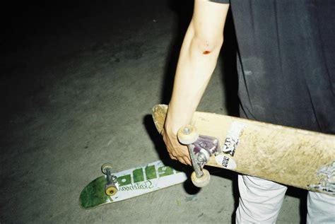 흰색과 녹색 스케이트 보드 옆에 갈색 스케이트 보드를 들고 사람 · 무료 스톡 사진