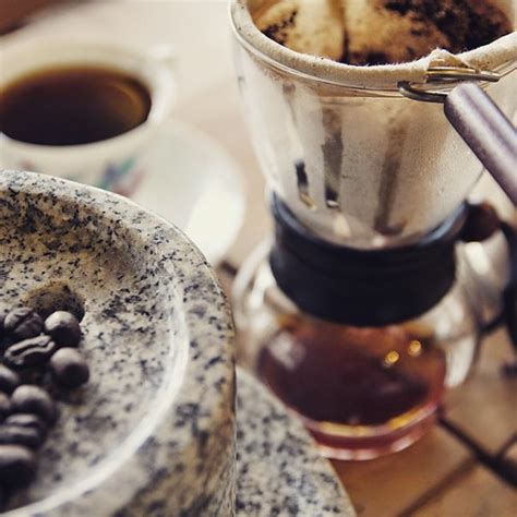 신선한 커피를 맷돌로 분쇄 후 융드립으로 내려서 한 잔 1회용을 전혀 사용하지 않아 손이 가는 조합이지 Flickr