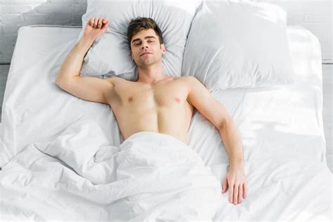 Голый мужик в кровати 86 фото