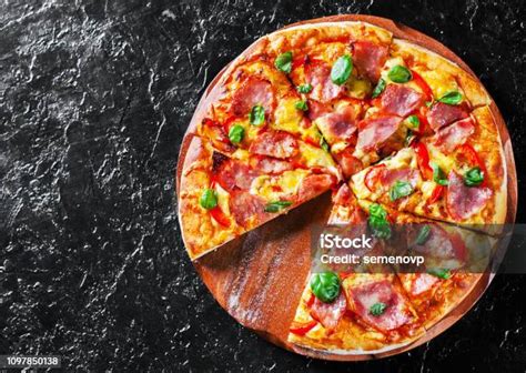 모 짜 렐 라 치즈 햄 고추 고기 토마토 소스 향신료와 신선한 바 질으로 피자 검은 배경에 이탈리아 피자 0명에 대한 스톡 사진 및 기타 이미지 Istock