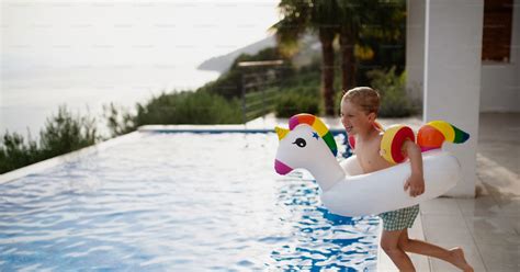 풍선 링 유니콘으로 수영장에 점프할 때 즐거운 시간을 보내는 행복한 아이 아이들을 위한 여름 야외 수상 활동 사진 Unsplash의 일각수 이미지