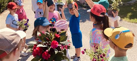 Το Νηπιαγωγείο ανάμεσα στα λουλούδια Σχολεία ΑΞΙΟΝ