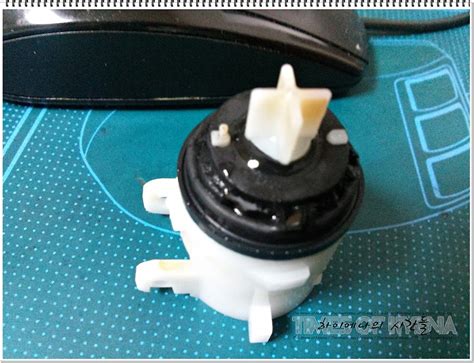 화장실 변기 부속품을 교체하고