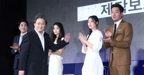 [동아포토]배우들 기립박수 받으며 입장하는 박찬욱 감독