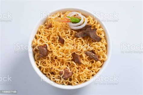 비행기 닭고기 계란 쇠고기 새우 인스턴트 노들은 디자인 또는 포장을 위해 흰색 배경에 격리되어 있습니다 0명에 대한 스톡 사진 및 기타 이미지 Istock