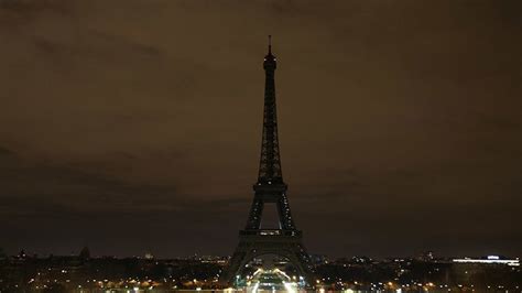 На Эйфелевой башне отключили подсветку в знак символической поддержки россиян в связи со взрывом