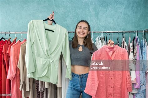 패션 스토리에서 새로운 의류를 선택하는 웃는 여성 쇼핑객 20 24세에 대한 스톡 사진 및 기타 이미지 20 24세 갈색 머리 고객 Istock