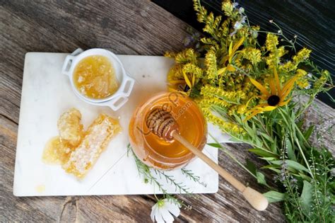 소박한 배경 사진에 벌집과 항아리에 신선한 꿀 사진 무료 다운로드 Lovepik