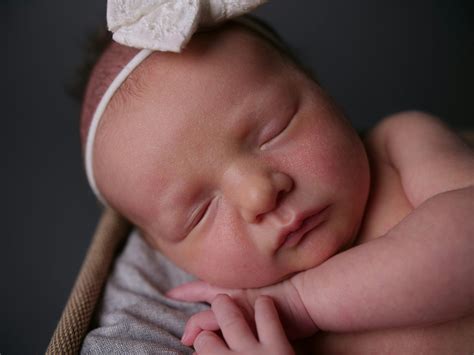 흰색 니트 모자를 쓴 소녀 사진 Unsplash의 무료 초상 이미지