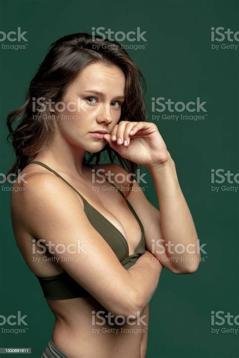클로즈업 젊은 매력적인 소녀 어두운 녹색 스튜디오 배경에 고립 포즈 여성 모델 자연의 아름다움 컨셉 25 29세에 대한 스톡 사진 및 기타 이미지 Istock